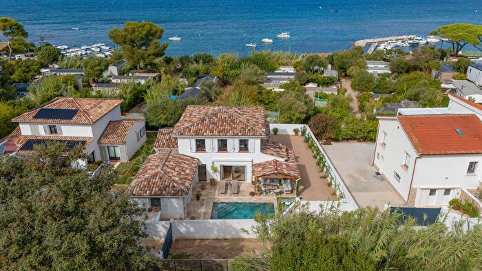 Maison à vendre - Hyères, Giens - 6 pièces - 4 chambres