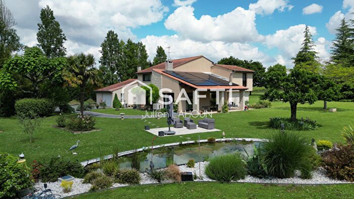 Maison 7 pièces à Jarnac, à vendre