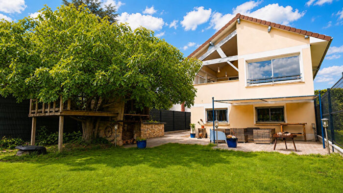 Maison 7 pièces à Épône, à vendre