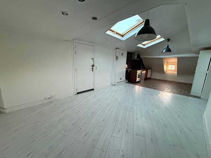 Appartement à louer - Notre Dame, Versailles - 5 pièces - 3 chambres