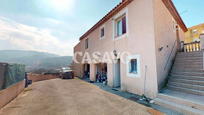 Maison à vendre - Marseille e , Saint-Marcel - 8 pièces - 6 chambres