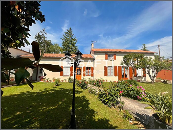 Maison 8 pièces à Chef-Boutonne, à vendre