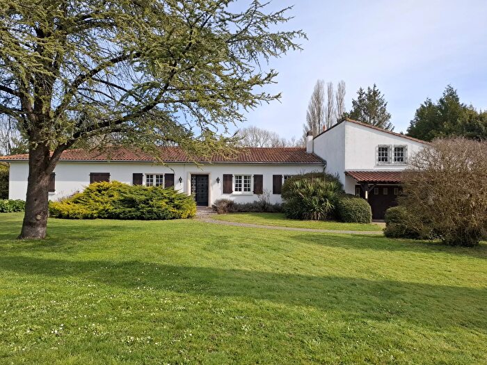 Maison à vendre - Aigre - 11 pièces - 5 chambres