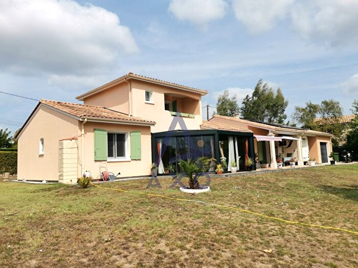 Villefranche-de-Lonchat : Maison 5 pièces à vendre