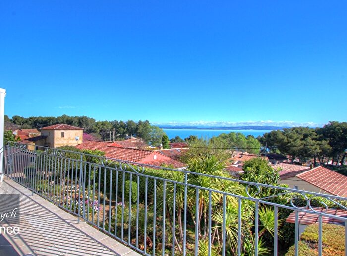 Maison à vendre - Saint-Mitre-les-Remparts - 8 pièces - 5 chambres