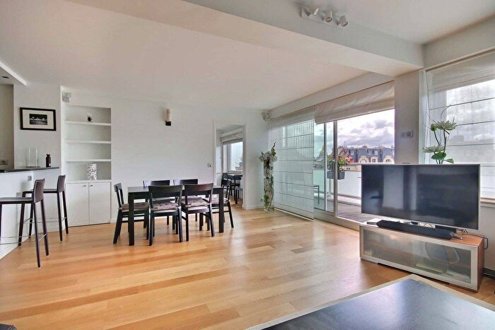 Appartement à louer - Gros Caillou, Paris ème arrondissement - 3 pièces - 3 chambres