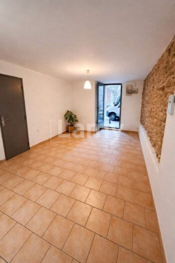 Appartement à louer - Sud Est Ouest, Pélissanne - 1 pièce