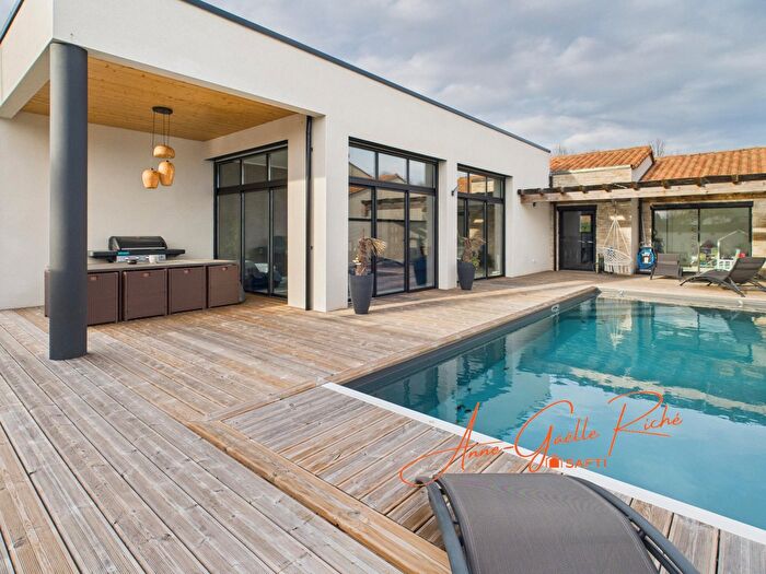 Maison à vendre - Saint-Yrieix-sur-Charente - 6 pièces - 4 chambres