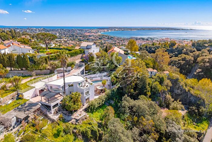 Maison à vendre - Vallauris, Pertuades - 7 pièces - 5 chambres