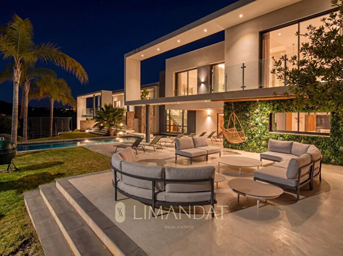 Maison à louer - Roquefort-les-Pins - 17 pièces - 6 chambres