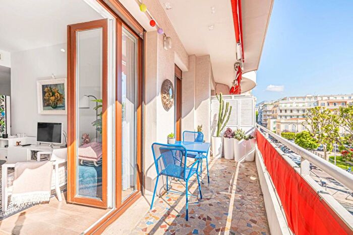 Appartement 2 pièces à louer à Nice, Carré d'or