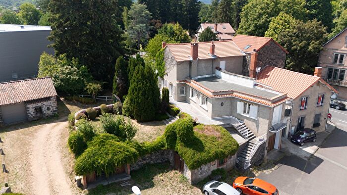 Maison 6 pièces à vendre à Saint-Genès-Champanelle