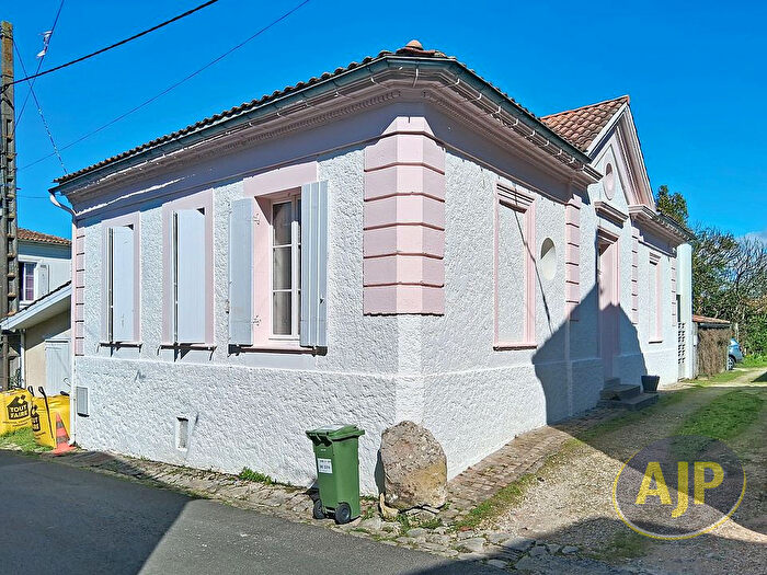 Maison à vendre - Saint-Estèphe - 5 pièces - 4 chambres
