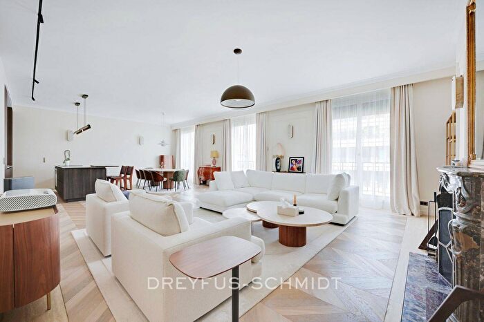 Appartement à louer - Porte Dauphine, Paris ème arrondissement - 4 pièces - 2 chambres