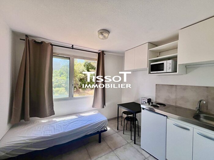 Appartement à louer - Hôpital, Nîmes - 1 pièce