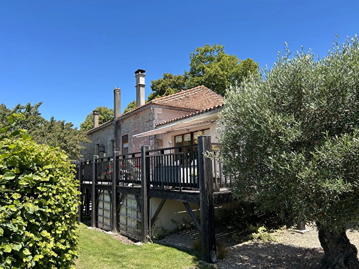Aubeterre-sur-Dronne : Maison 7 pièces à vendre