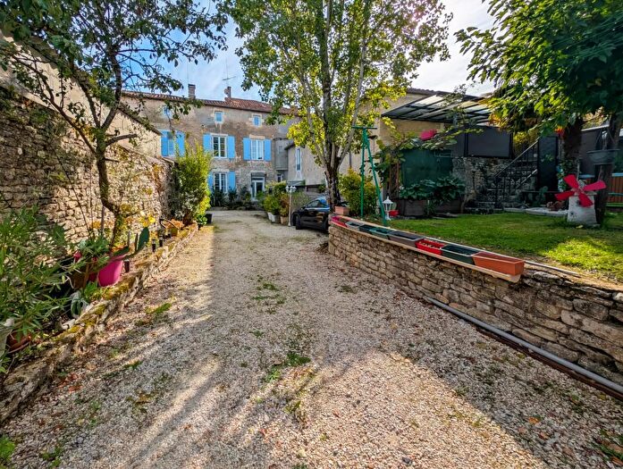 Maison à vendre - Ruffec - 13 pièces - 6 chambres