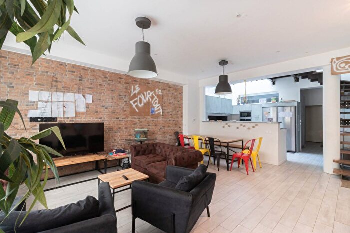 Maison à louer - Centre ville, Bordeaux - 14 pièces - 13 chambres