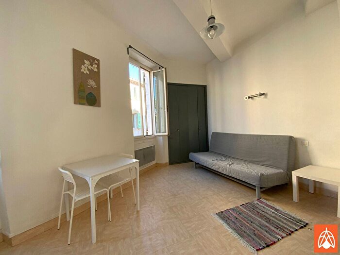 Est, Eyguières : Appartement 1 pièce à louer