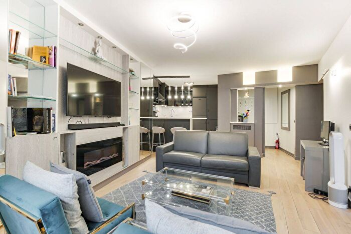 Appartement à louer - Muette Sud, Paris ème arrondissement - 2 pièces - 2 chambres