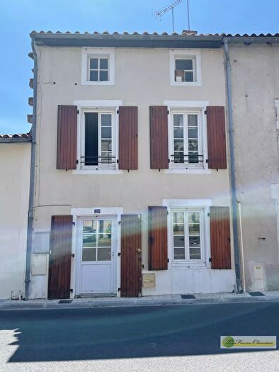 Maison 4 pièces à Aigre, à vendre