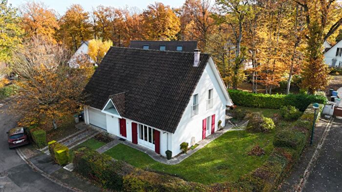 Maison à vendre - Les Essarts-le-Roi - 8 pièces - 6 chambres