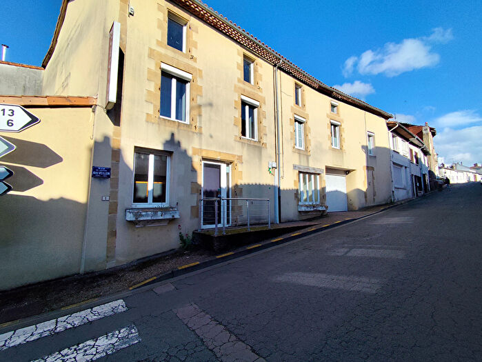 Maison à vendre - Availles-Limouzine - 6 pièces - 3 chambres