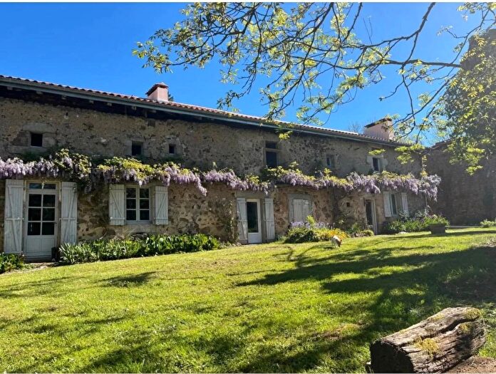 Maison 9 pièces à Mazerolles, à vendre