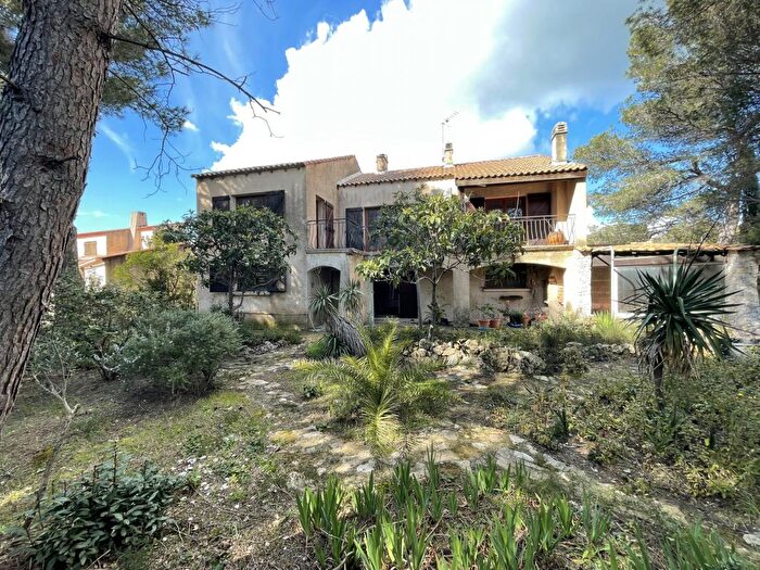 Maison à vendre - Saint-Mitre-les-Remparts - 8 pièces - 6 chambres