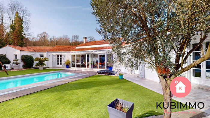 Maison à vendre - Saint-Vincent-sur-Jard - 8 pièces - 4 chambres