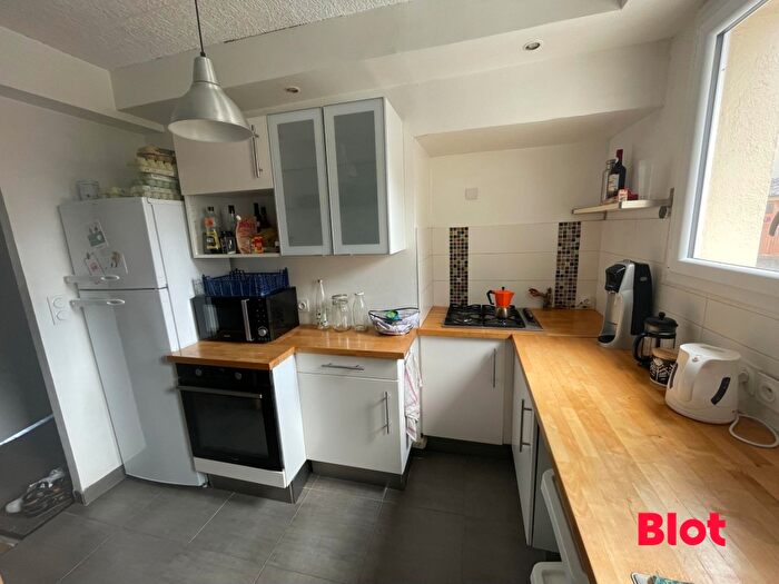 Appartement à louer - Quartiers Nord-Est, Jeanne dArc - 4 pièces - 3 chambres