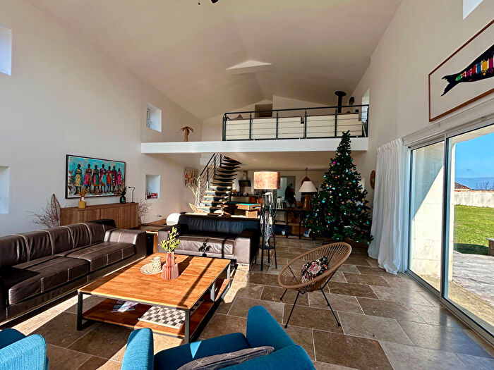 Maison à vendre - Saint-Michel-en-lHerm - 7 pièces - 6 chambres