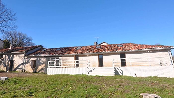 Maison à vendre - Villebois-Lavalette - 9 pièces - 4 chambres