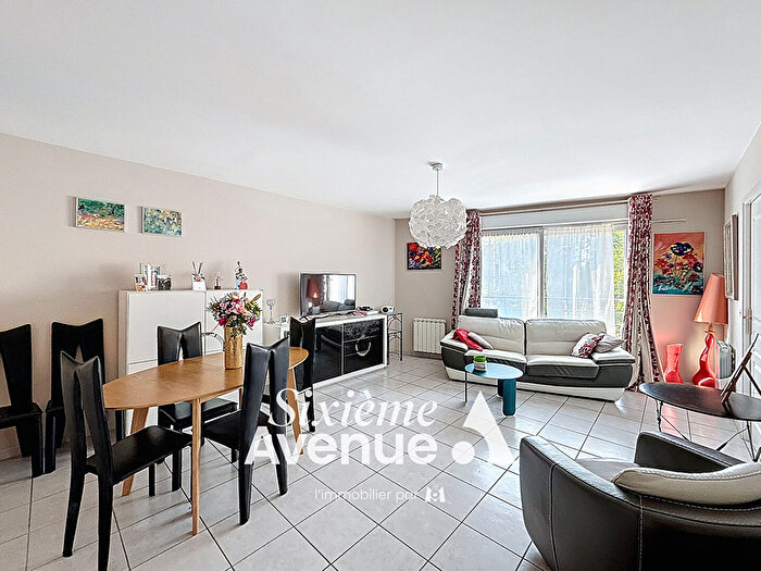 Appartement à vendre - Décines-Charpieu, Berthaudière - 3 pièces - 2 chambres