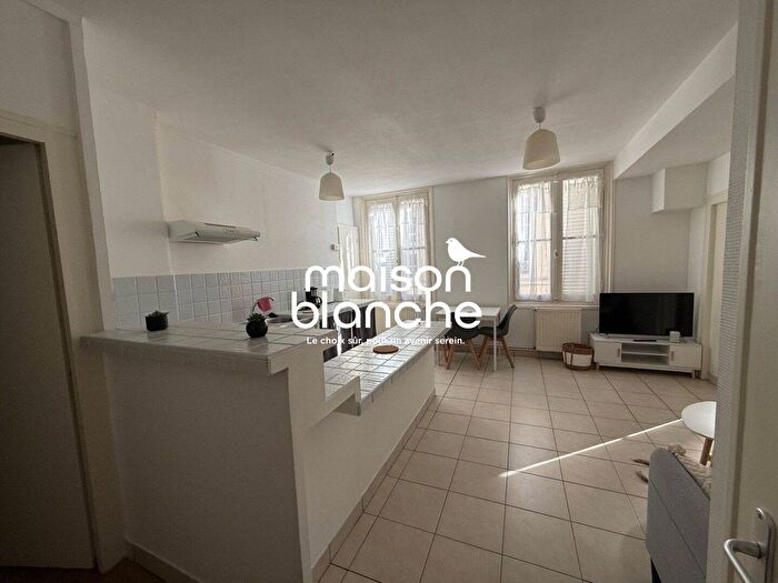 Centre Ville, Niort : Appartement 2 pièces à louer