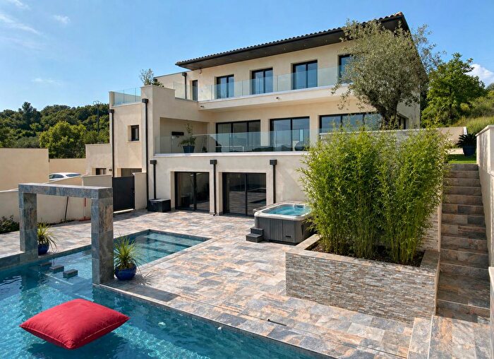 Maison à vendre - Villeneuve-lès-Avignon, Centre-ville, Stade - 7 pièces - 5 chambres