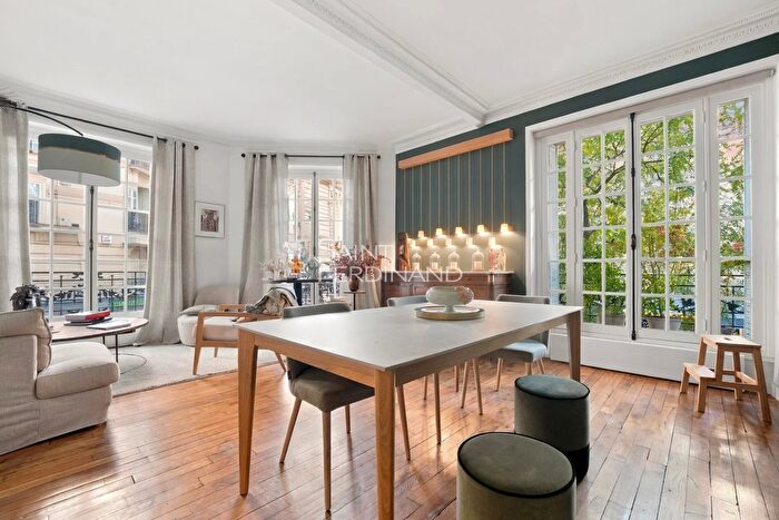 Appartement 4 pièces à vendre à Paris 15ème, Violet, Commerce