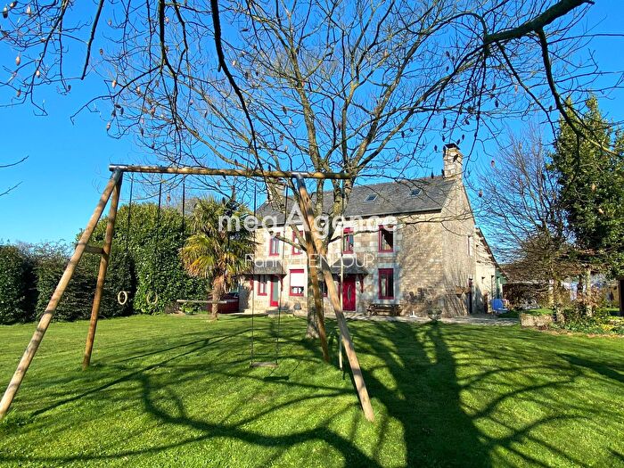 Maison à vendre - Saint-Hilaire-du-Harcouët - 7 pièces - 6 chambres