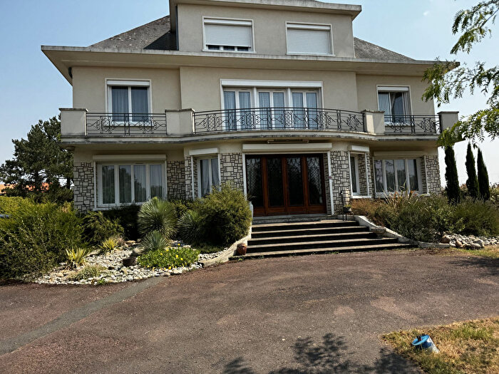 Maison 11 pièces à Saint-Varent, à vendre