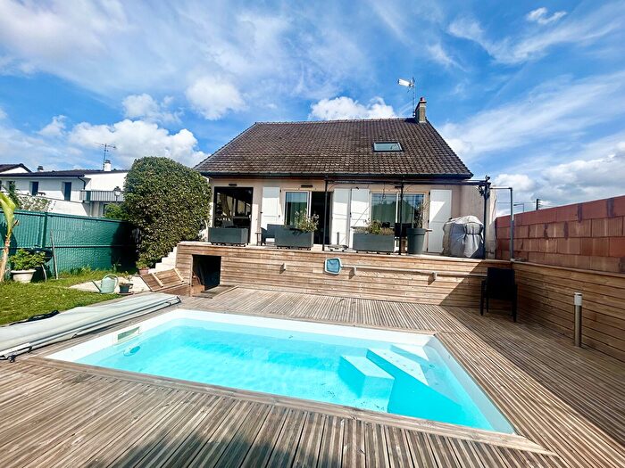 Maison à vendre - Champs-sur-Marne, Bords de Marne - 8 pièces - 5 chambres