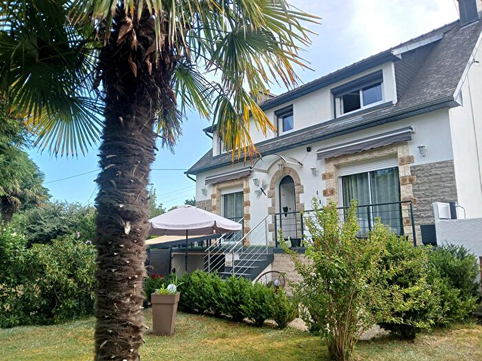 Belle-Isle-en-Terre : Maison 8 pièces à vendre