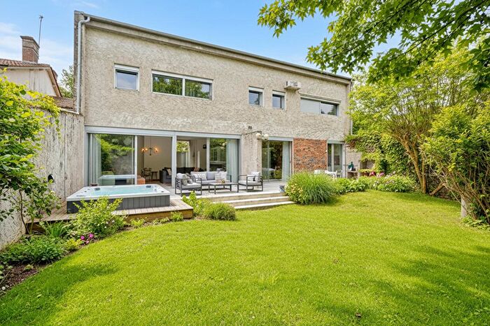 Maison à vendre - Montpon-Ménestérol - 9 pièces - 5 chambres