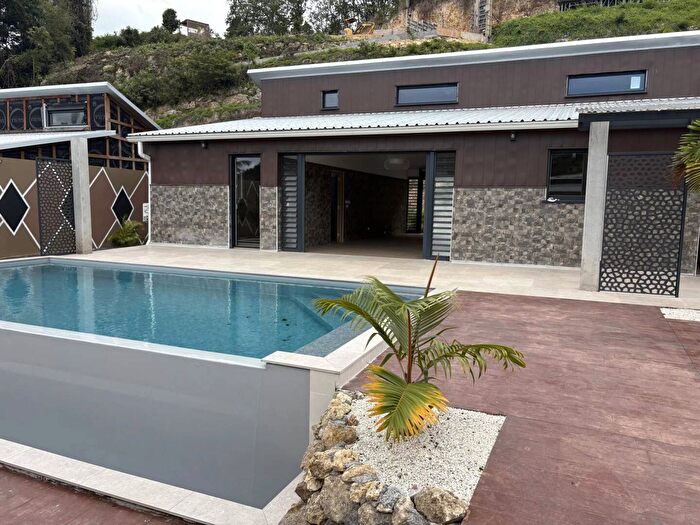 Les Abymes : Maison 4 pièces à louer