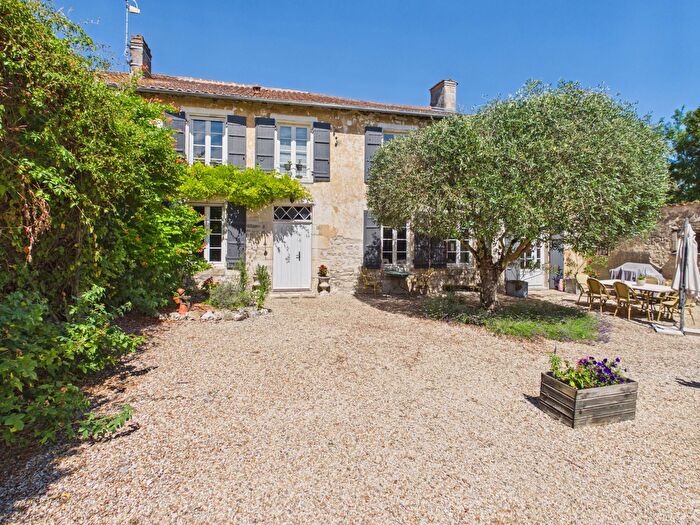 Saint-Jean-d'Angély : Maison 7 pièces à vendre