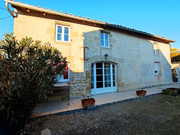 Maison à vendre - Dampierre-sur-Boutonne - 6 pièces - 3 chambres