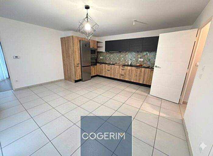 Appartement à louer - Centre, Craponne - 4 pièces - 3 chambres