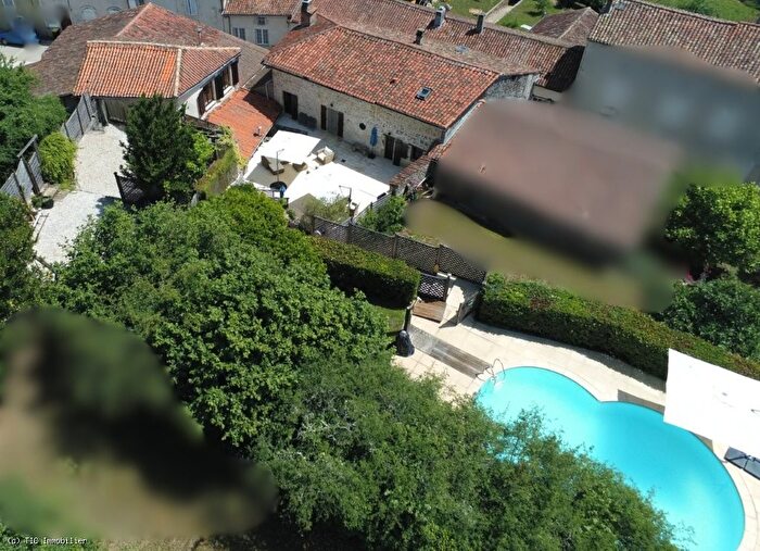 Maison 9 pièces à Nanteuil-en-Vallée, à vendre