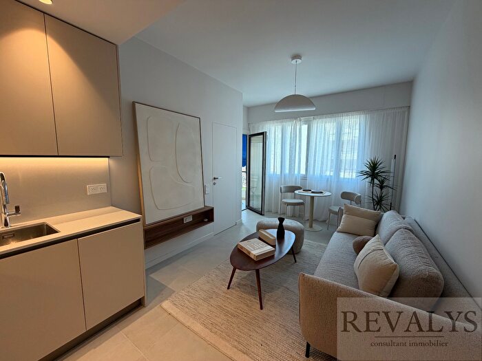 Appartement 2 pièces à Nice, Carré d'or, à vendre