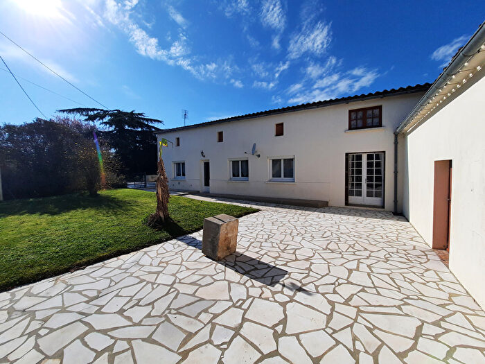 Maison à vendre - Burie - 7 pièces - 4 chambres