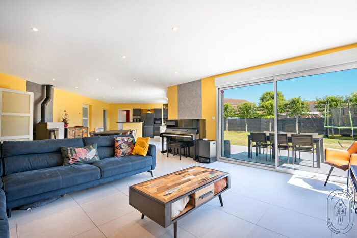 Maison 9 pièces à Bierne, à vendre